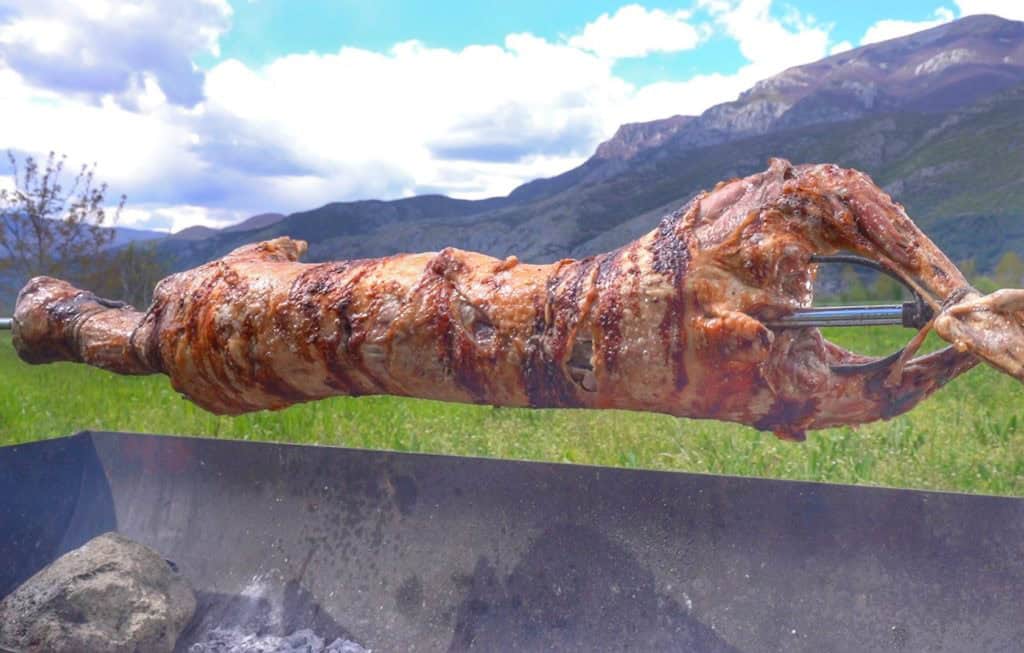 Αρνάκι με Παραδοσιακό ψήσιμο στην Σούβλα!!! | Live-kitchen.gr